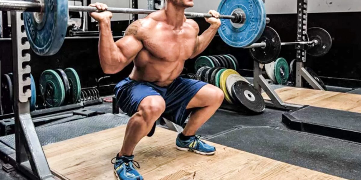 Entraîne tes quadriceps, fessiers et ischio-jambiers avec les squats
